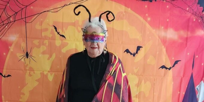 Mi madre de 91 años vive independiente. Paga unos 2.000 dólares al mes ...